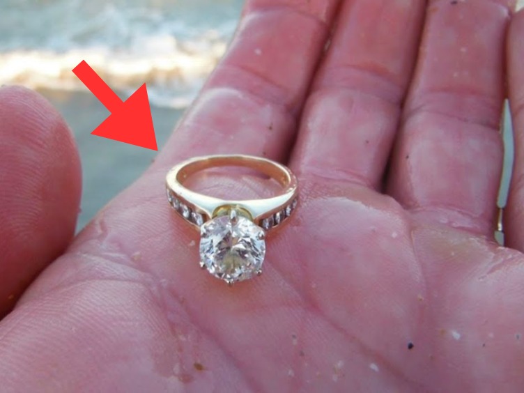 Une femme trouve une bague en diamant sur la plage - Quand le bijoutier la voit, il devient pâle ...